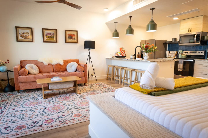 Hygge Studio- Stylish New Main Street Apartment - Buena Vista
