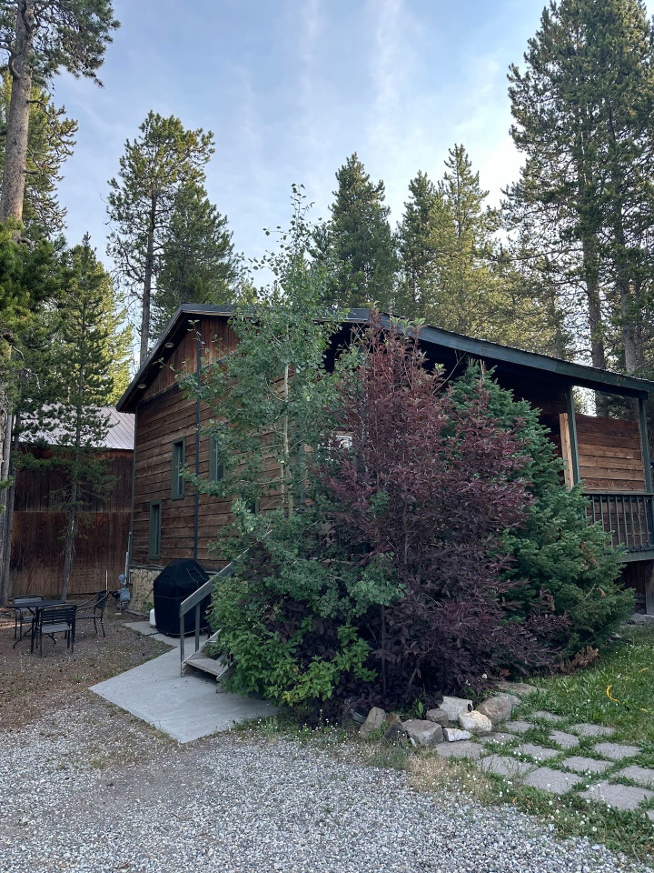 Aspen Lodge, Private, Beautiful & Fully Furnished - West Yellowstone, MT