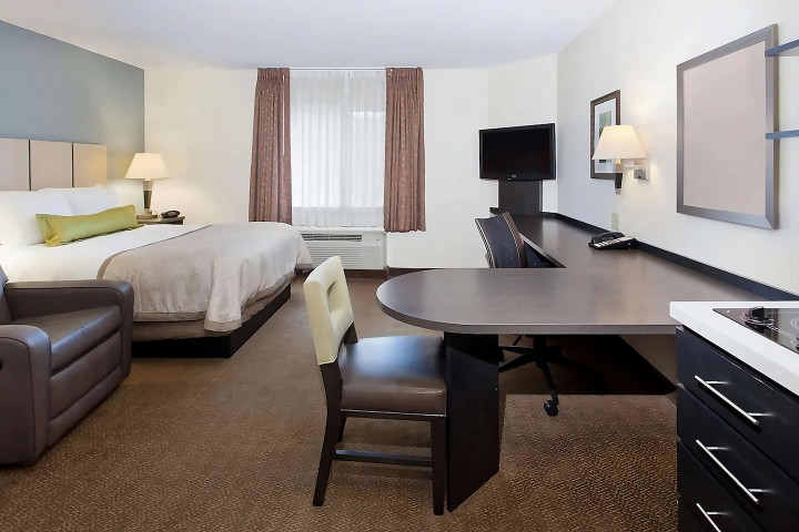 3 Spacious Suites With Full Kitchen! Free Parking! - Knoxville, TN