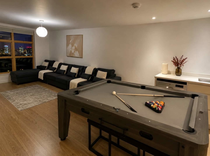 Stylish Flat | Pool Table | Parking | Sleeps 6 - London