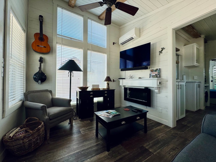 Village Farm Bungalow With Pool & Hot Tub - Austin, TX