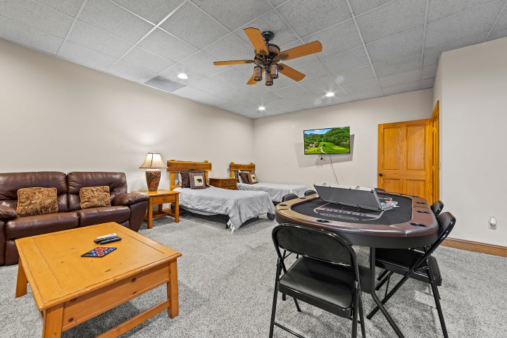 Resort Condo With Poker Table, 6 Beds And 1 Dog Permitted! - Bryson City, NC