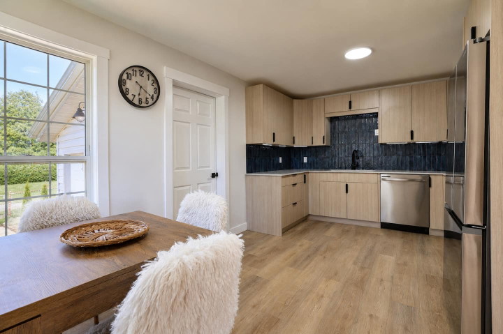 Updated/modern 2 Bed Close To Downtown - Kitimat