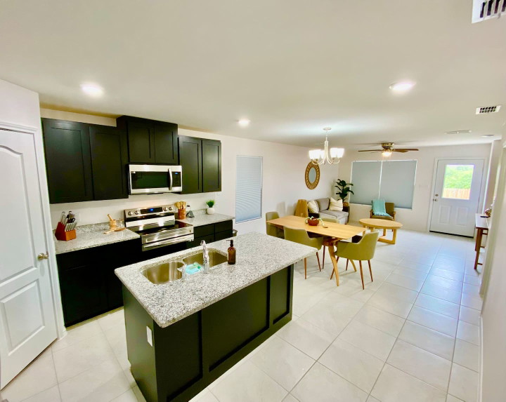 Entire Townhome: Hidden Gem Private & Spacious - Laredo