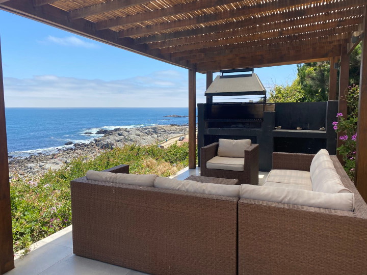Hermosa Casa Con Quincho Y Terraza Frente Al Mar - El Quisco