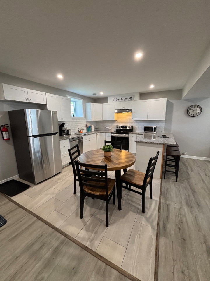 Lower Unit Full Suite-6 Person - Amherstburg