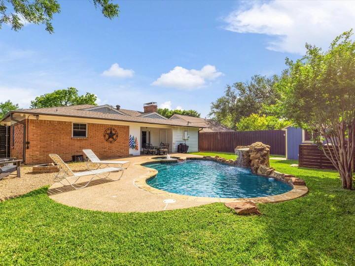 Richardson Pool Retreat - Richardson, TX