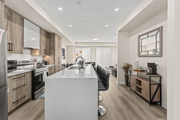 Modern 3-story 4br Townhome With Parking - Oakville