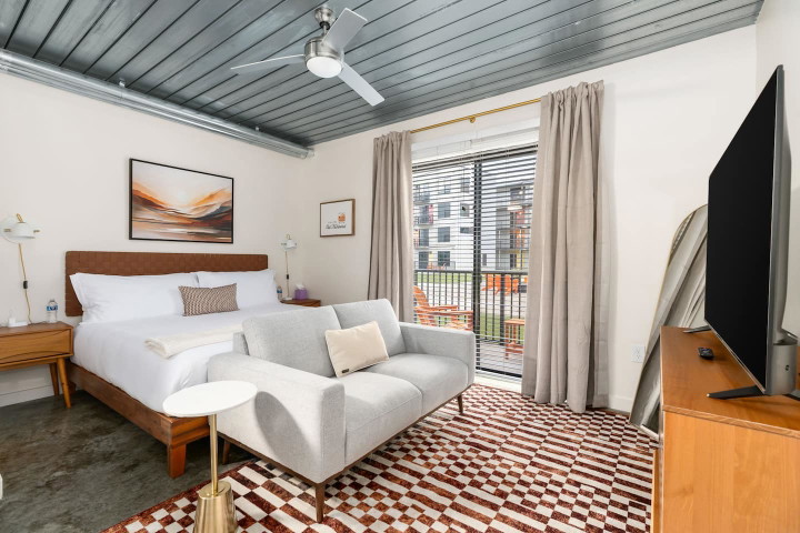 Lodgeur | King Studio W/ Courtyard Views | Midtown - Houston
