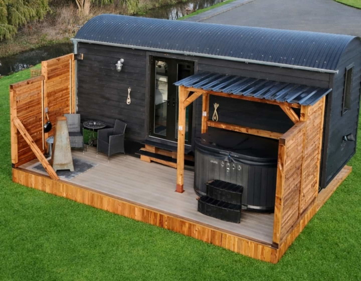 Kingfishers Keep Lakeside Hut Sauna & Hot Tub - Watford