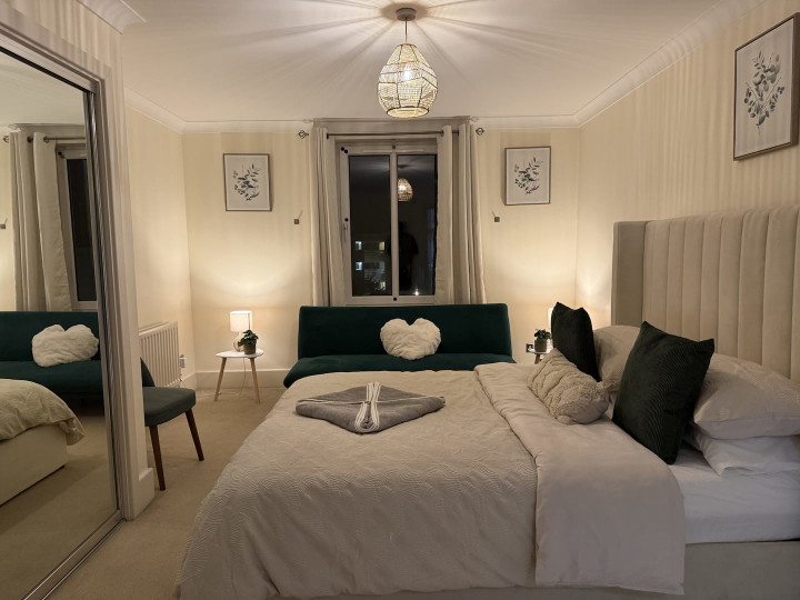 2-bedroom Riverside Apartment With Gym & Parking - London