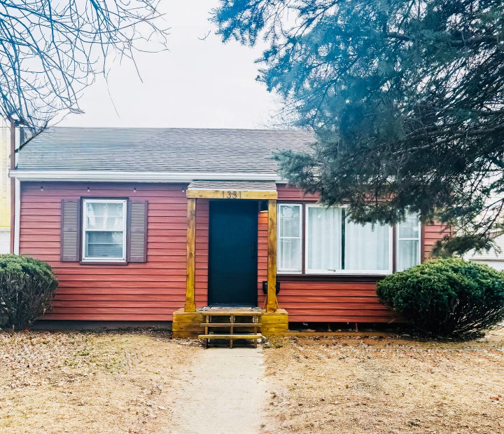 Redwood Cottage - Clinton, IA