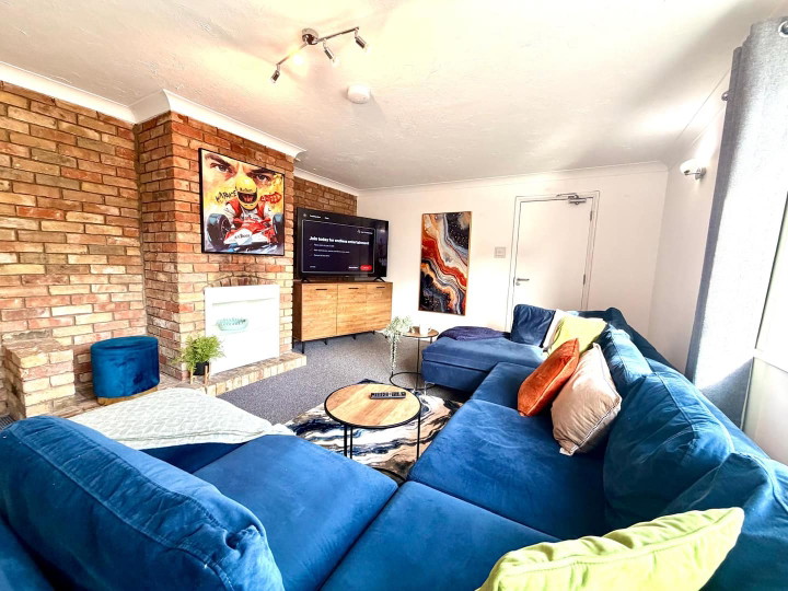 *New* Swan View House I Sleeps 10 I Free Parking - Ely