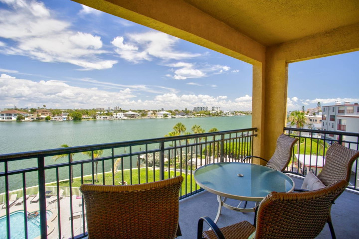 Great Location & Waterfront Views. Pool. Beach! - Treasure Island, FL
