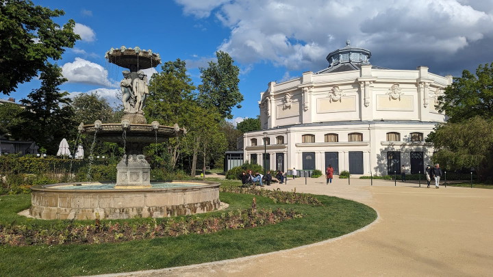 Charme Unique
Sur Les Jardins Des Champs Elysées - Paris