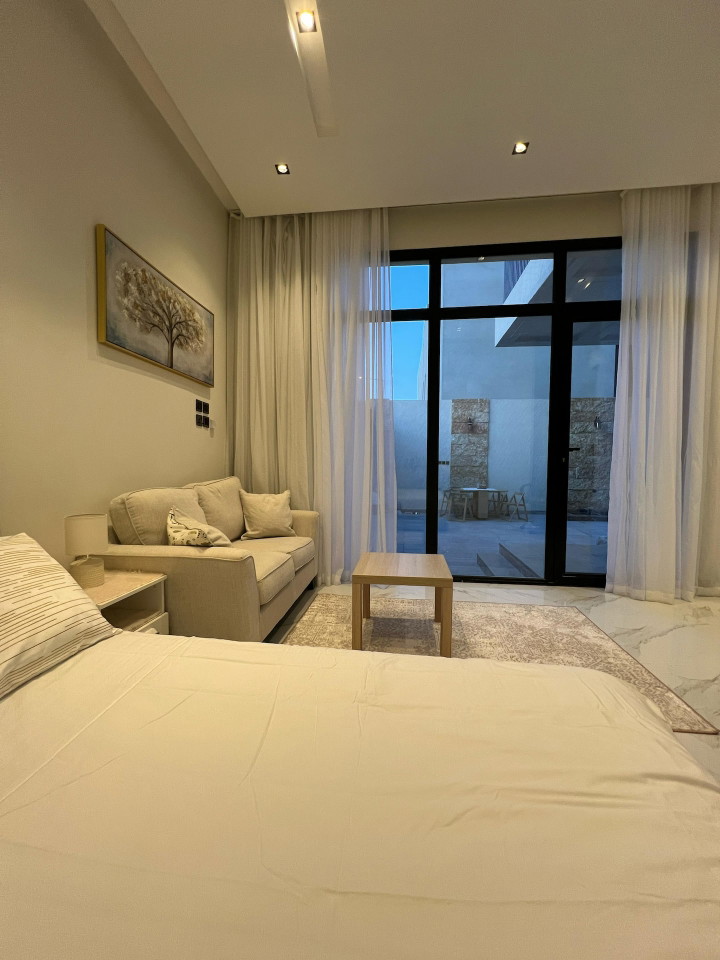 *Sunny* Private Studio In Villa + Patio + Services - Riyadh