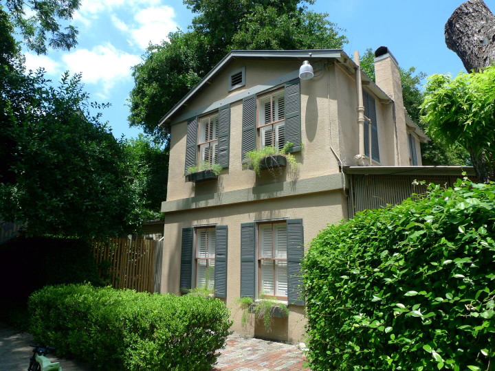 Green Canopies: King William Carriage House Studio - San Antonio, TX