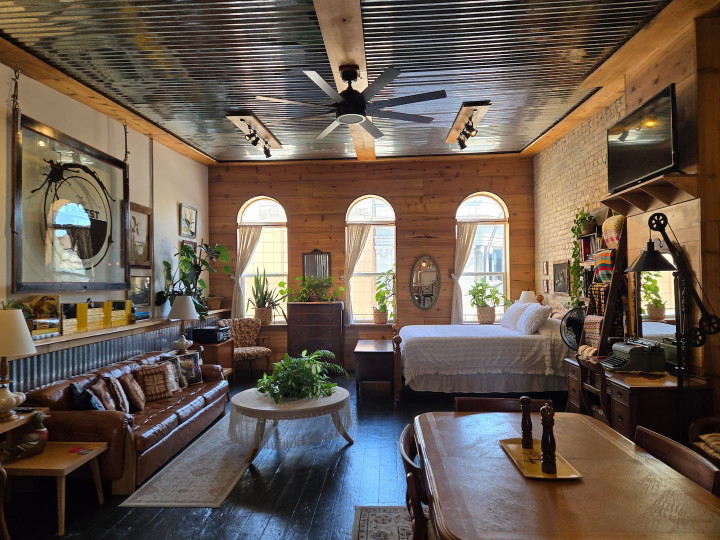 The Ernest Inn | Downtown River View+ Private Deck - Wisconsin