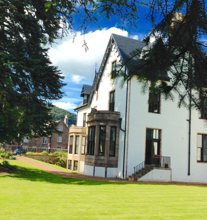 5 Monaltrie, Luxury Apartment,overlooking River - Ballater