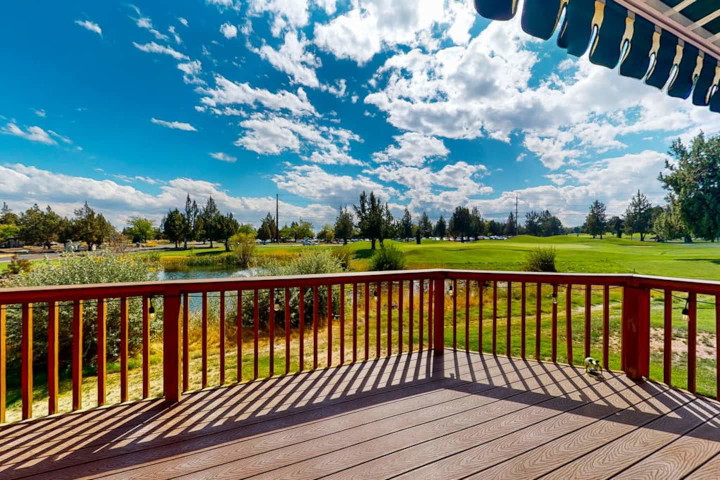 Charming Waterfront Townhouse With Fireplace, Pool - Redmond, OR