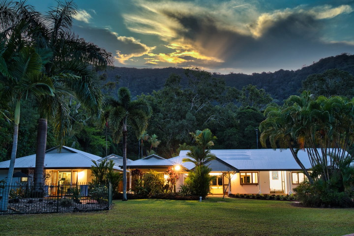 Stunning Family Resort Style Home - Swimming Pool + Full Tennis Court - Cairns