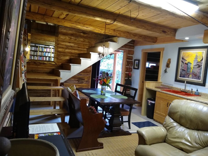 Sanctuary Farm Log Cabin Getaway - Montana