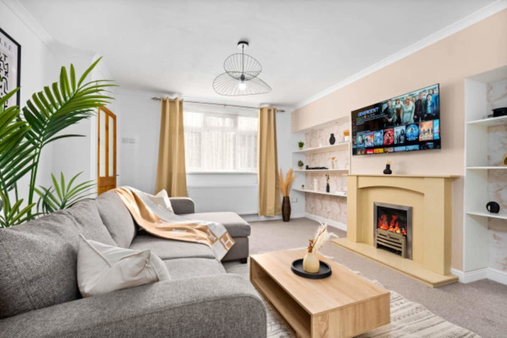 Stylish 3 Bedroom House - Garden - Parking - Solihull