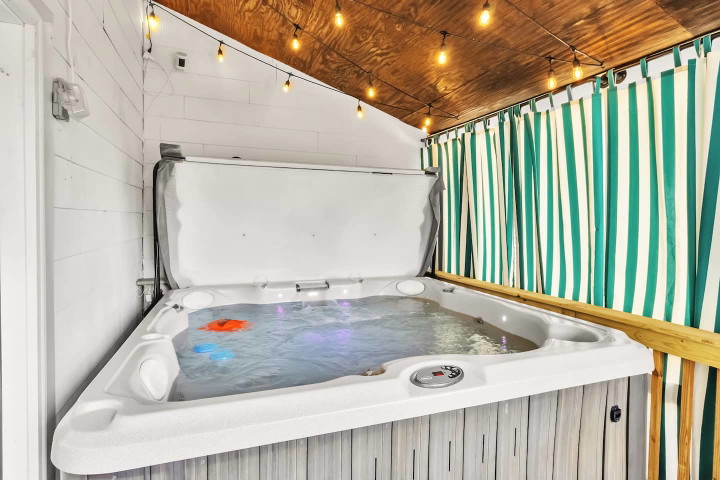 5 Bedrooms W/ Hot Tub, Arcade Games, & Poker Table - Buffalo