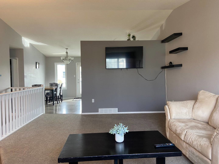 Beautiful 5 Bed Room Home - Medicine Hat
