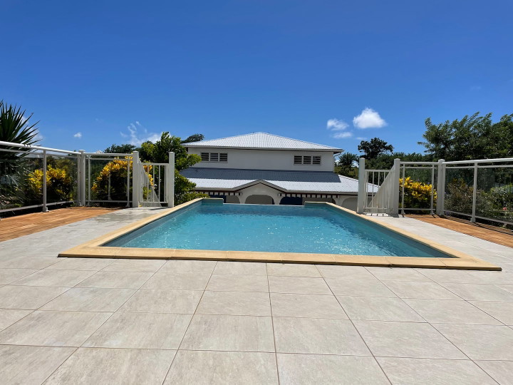 A Villa On The Beach Road... - Martinique