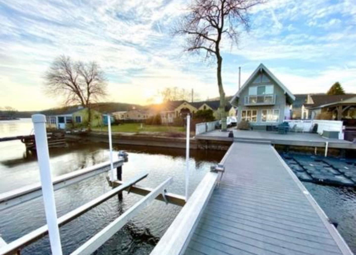 Lakefront Level Lot Deck - Hot Tub Canoe & 2 Kayak - Sparta Township, NJ