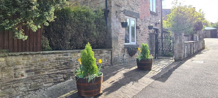 Spacious Lodge Attached To A Grade 2 Listed House - Chesterfield