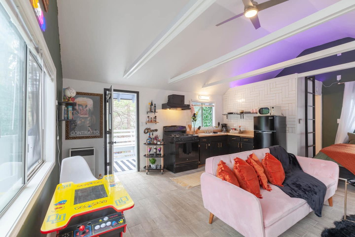 Stay & Play Hideaway W/hot Tub, Pac-man, &Cornhole - Running Springs, CA