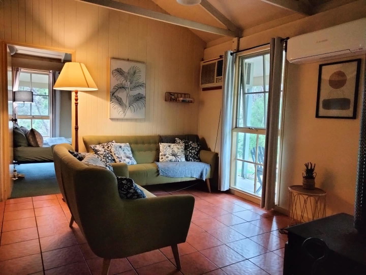 Emberpine Cottage 1 (1 Queen+2twin) Spa&fireplace - Lakes Entrance