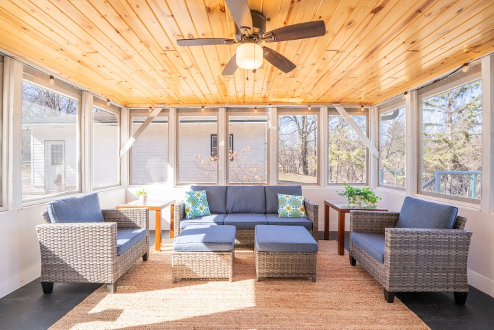 Hiker's Hideaway: 4br+porch+updated 1872 Home - Taylors Falls, MN