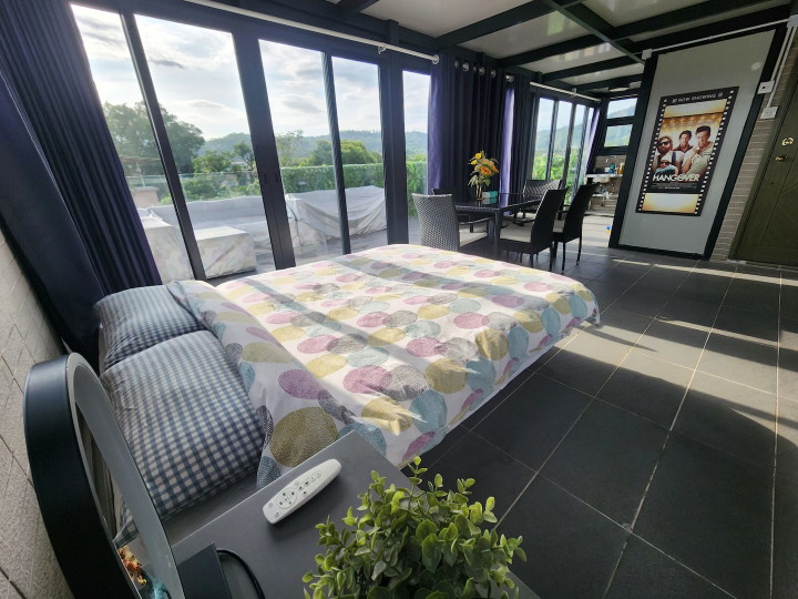Serene 70m² Rooftop Studio Massage Chair & Terrace - Shenzhen
