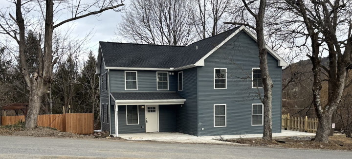 Big Beautiful 4 Bedroom Farmhouse - Palmerton, PA