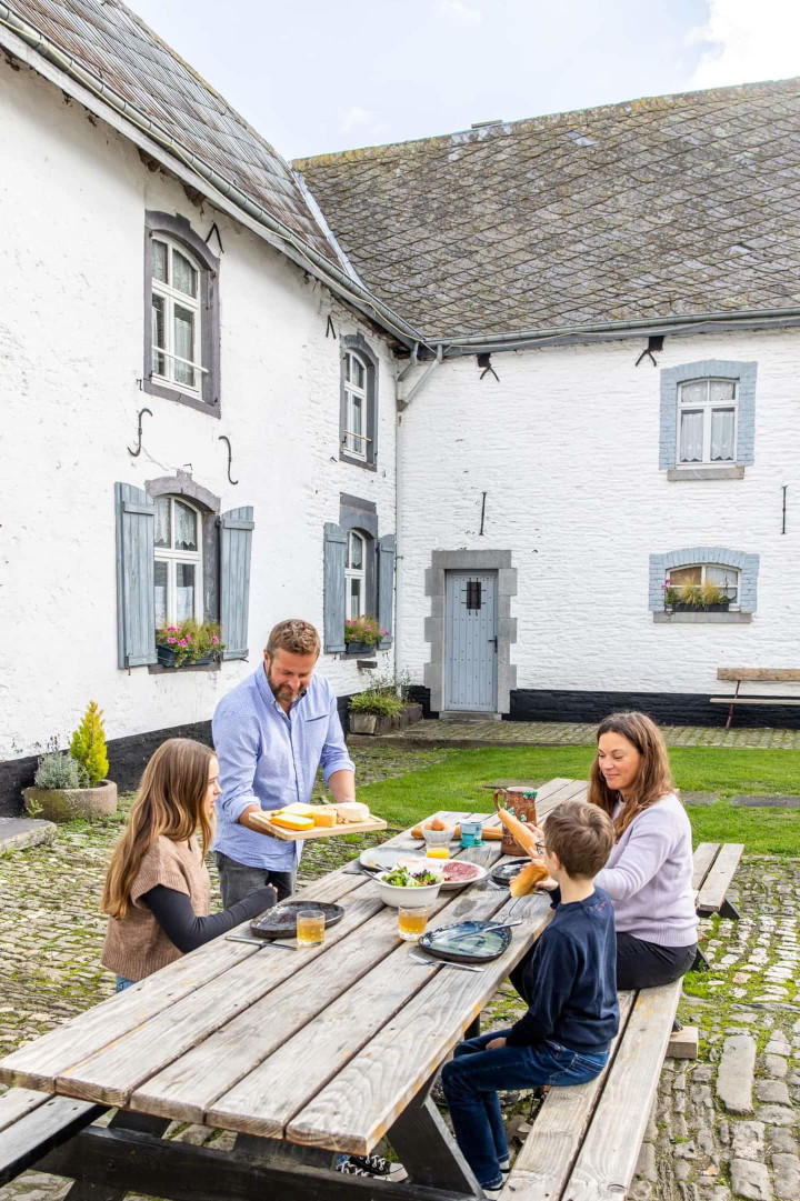 Manoir De Sterpigny, Château-ferme Gîte La Tour [Sterpigny Manor, Castle-farm Gîte La Tour] - Houffalize