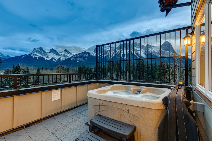 Private Rooftop Hot Tub | Corner Mountain Home - Canmore