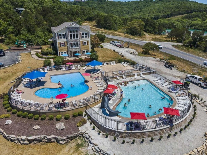 2 Pools, Private Hottub, Pool Table, No Pet Fee! - Misuri