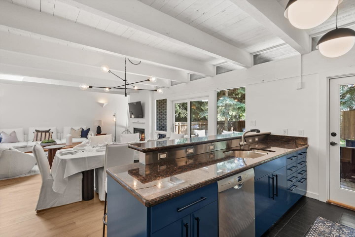 Aspen Downtown Remodeled Designer Retreat - Aspen, CO