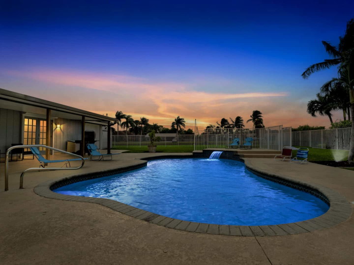 Family Getaway | Pool Volleyball & Game Garage - Boynton Beach, FL