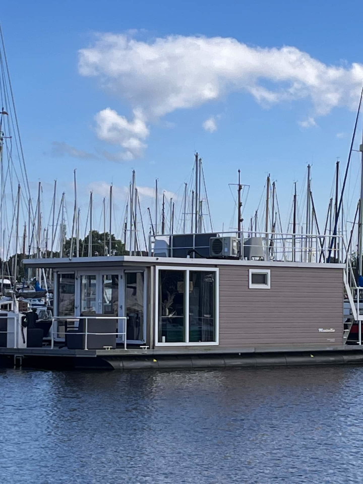 Houseboat Maatrollie In The Harbor Of Monnickendam - Volendam