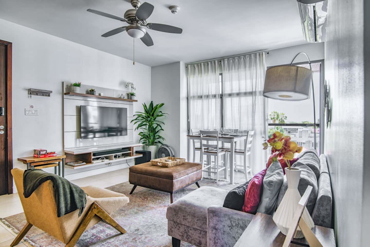 Airy Modern 2br Condo Rooftop Pool - Kingston