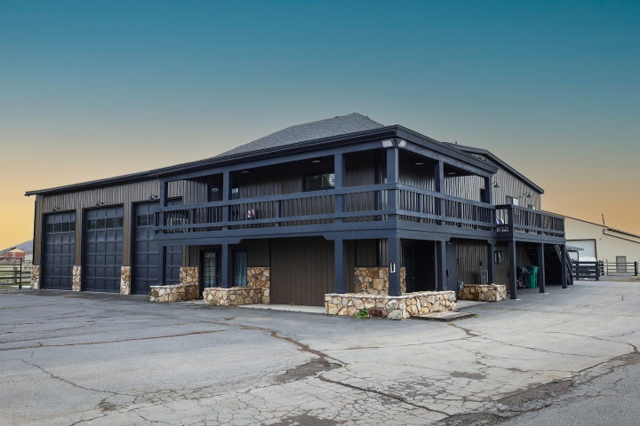 Modern Barndominuim On Stunning 100 Acre Ranch - Oregón