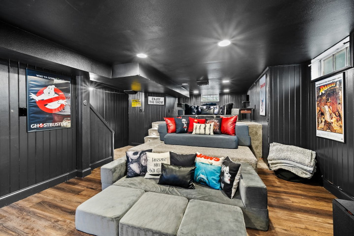 Hot Tub - Movie Theater - Firepit - Near Downtown - Des Moines, IA