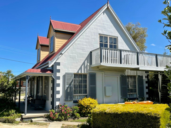 3 Bedroom Attic Spa Cottage - Adjacent The Beach - Swansea