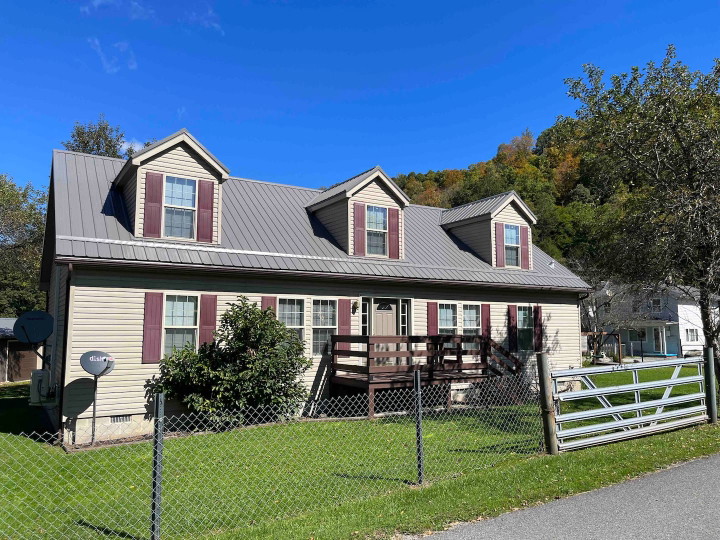 Spacious Cabin In Bemis, Wv Sleeps 10 W/wifi - Elkins, WV