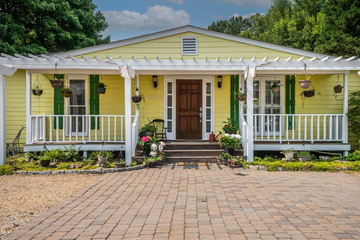 North Raleigh Storybook Cottage - Raleigh, NC