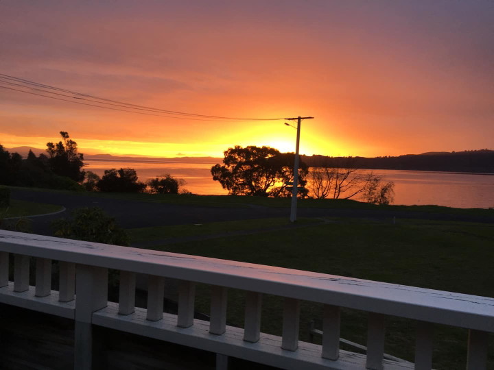 Idyllic Sunset And Lake Views - Taupō